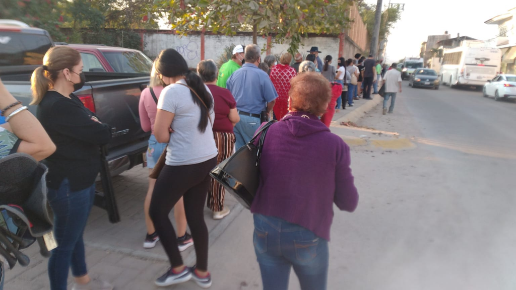 Retraso, desorden y largas filas al arranque de vacunación; sí es ...