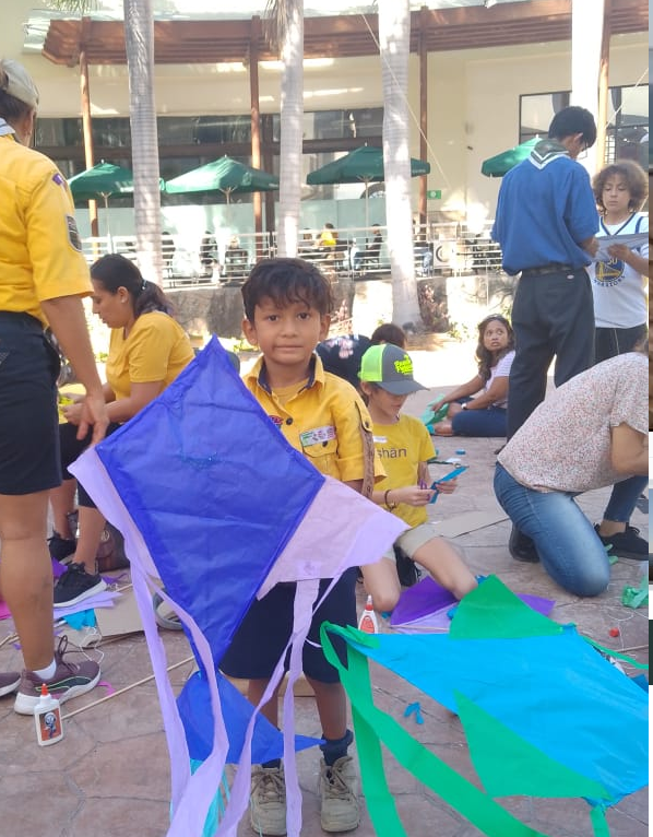 Viven decenas de familias una fiesta de papalotes volando en la playa ...