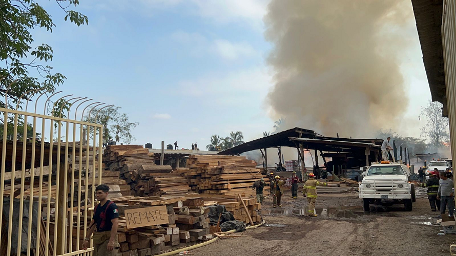 Llevan horas combatiendo voraz incendio de maderería en La Floresta ...